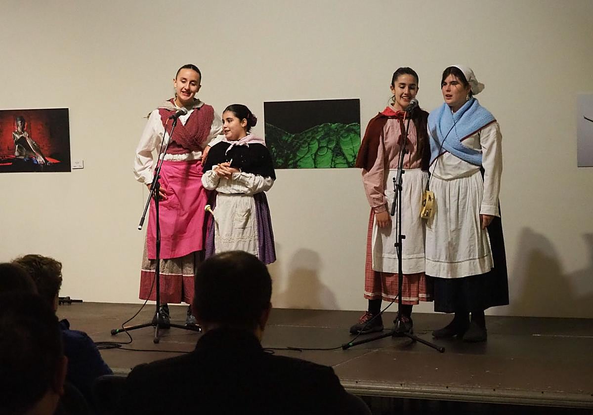 Gabon bezperan gabon kantak izan ziren protagonistak Zumaian | El ...