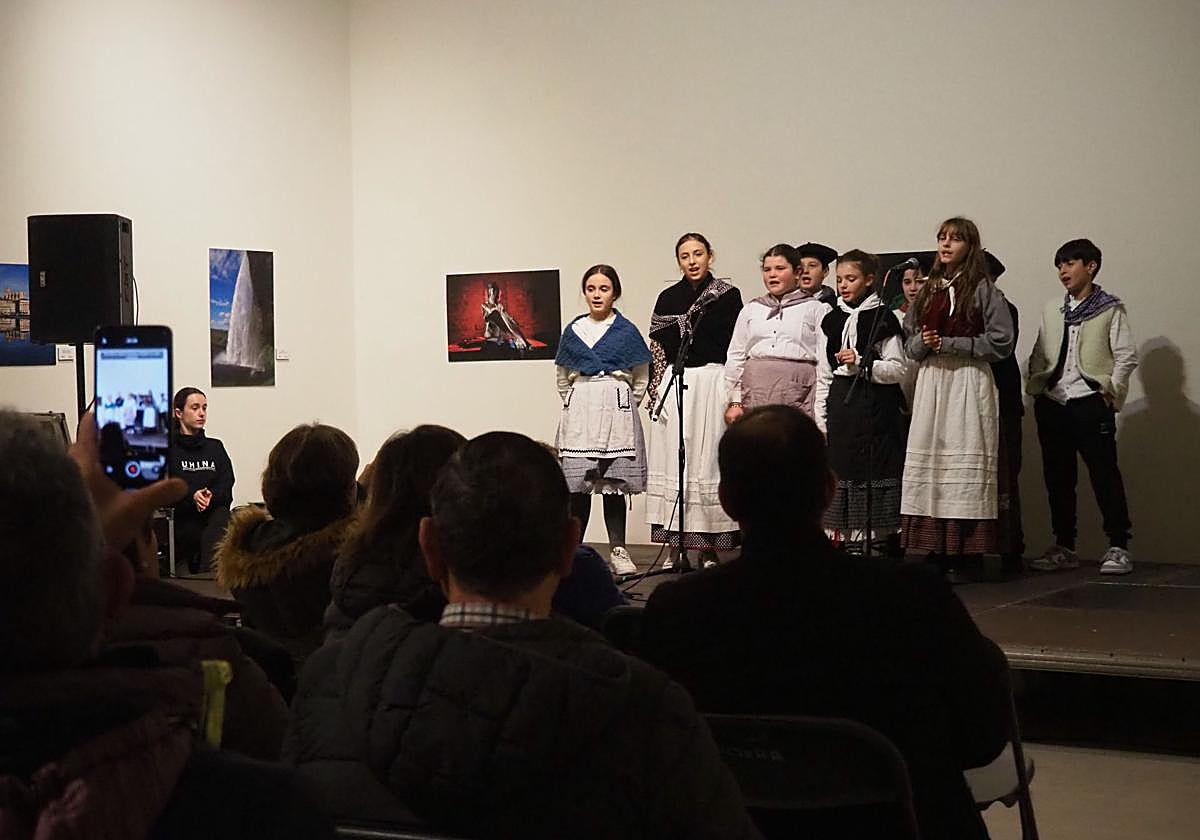 Gabon bezperan gabon kantak izan ziren protagonistak Zumaian | El ...