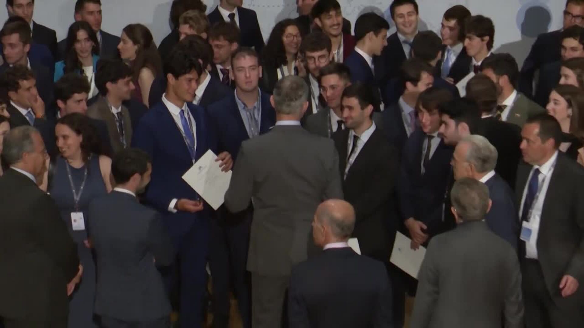 El Rey preside la ceremonia de entrega de 100 becas de posgrado en el extranjero | El Diario Vasco
