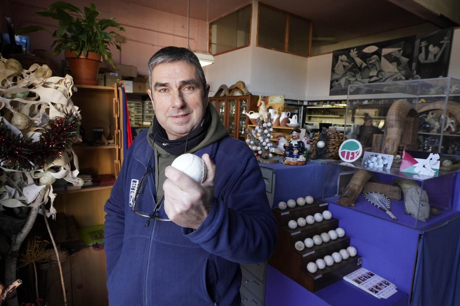 Hiritarrak, «Goma, artile, kotoi; sebo, mailu eta artisauaren eskuaz ...