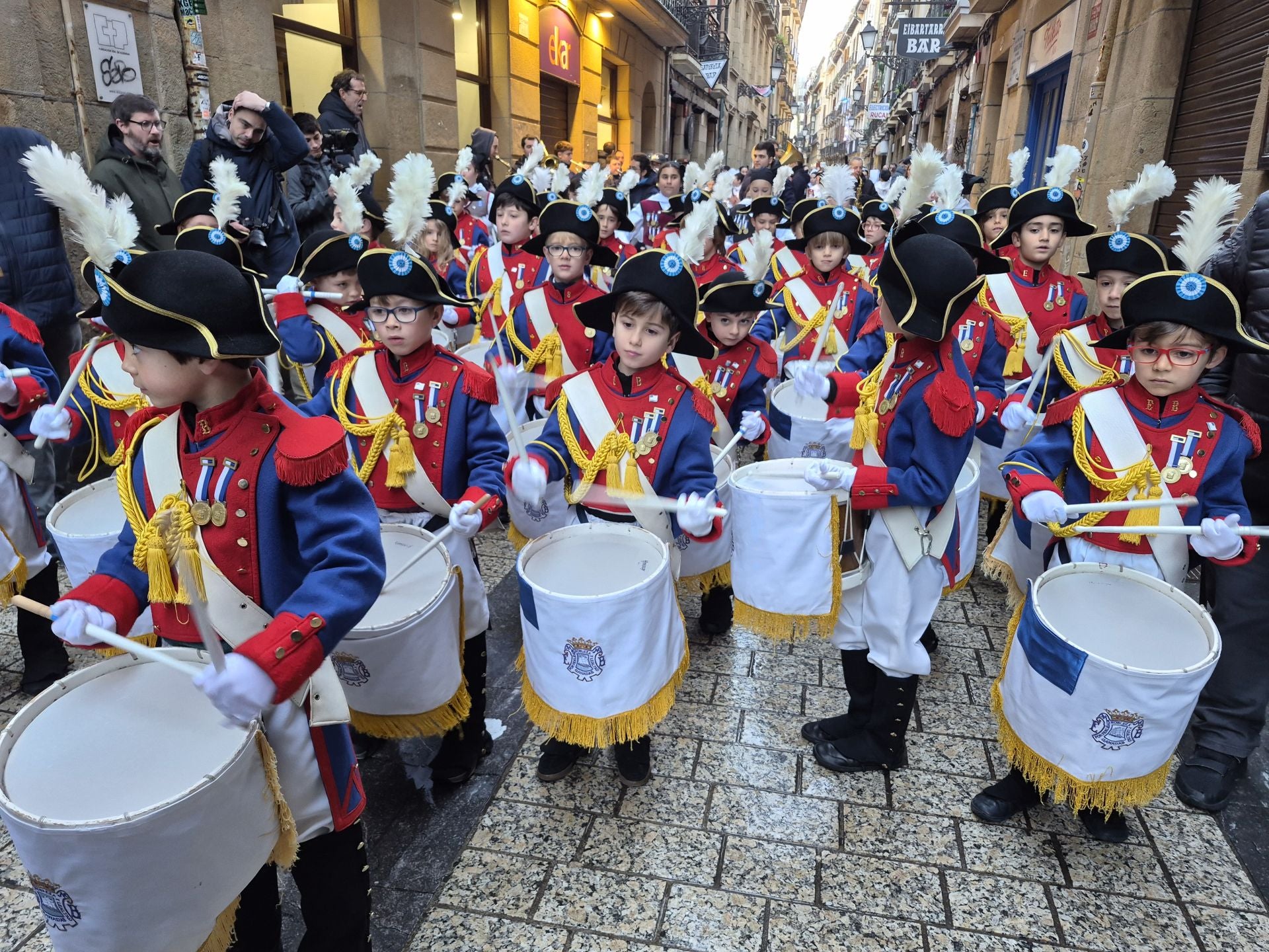 Los Txikis de Euskal Billera desfilan por la Parte Vieja | El Diario Vasco