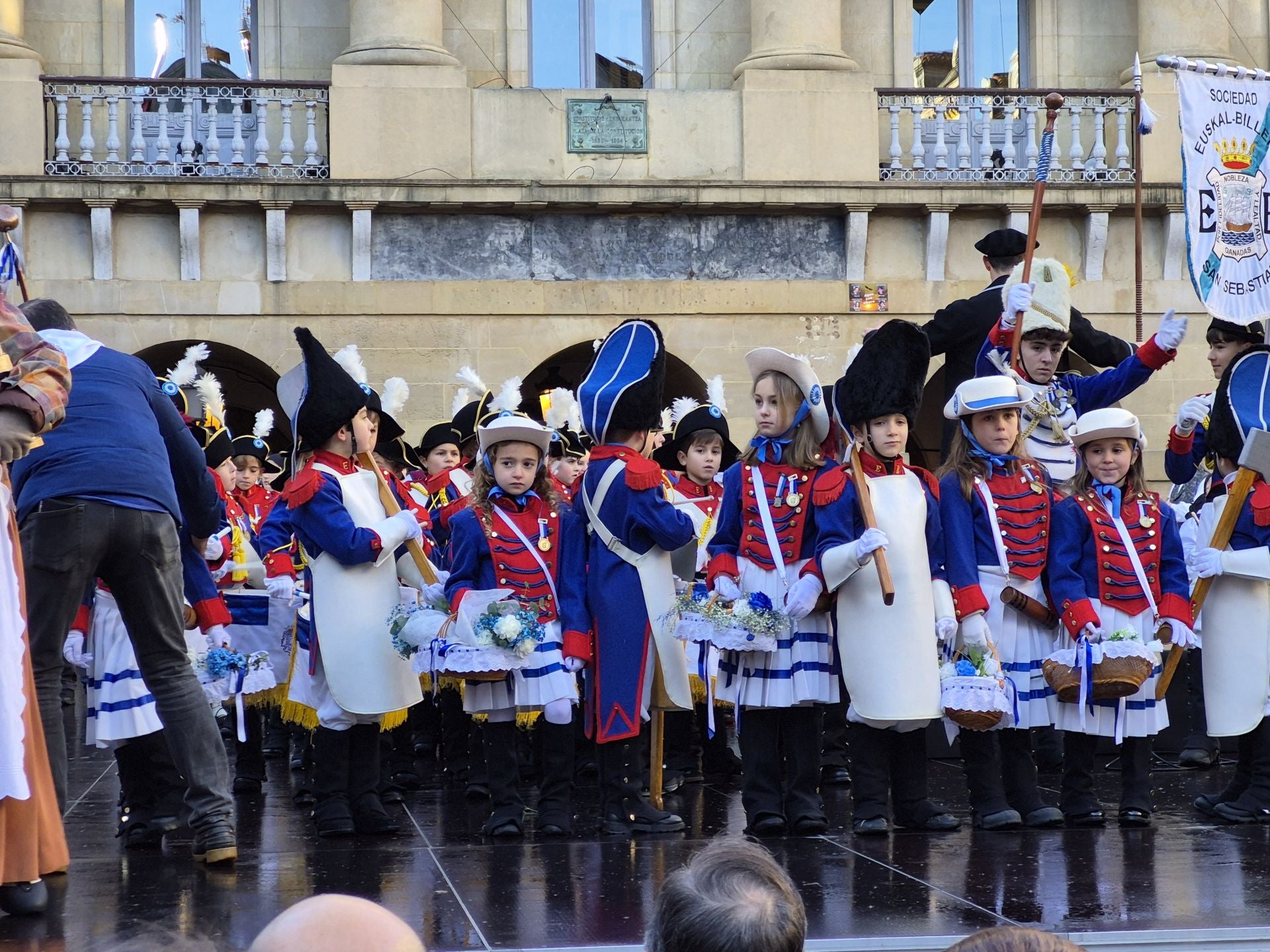 Los Txikis de Euskal Billera desfilan por la Parte Vieja | El Diario Vasco