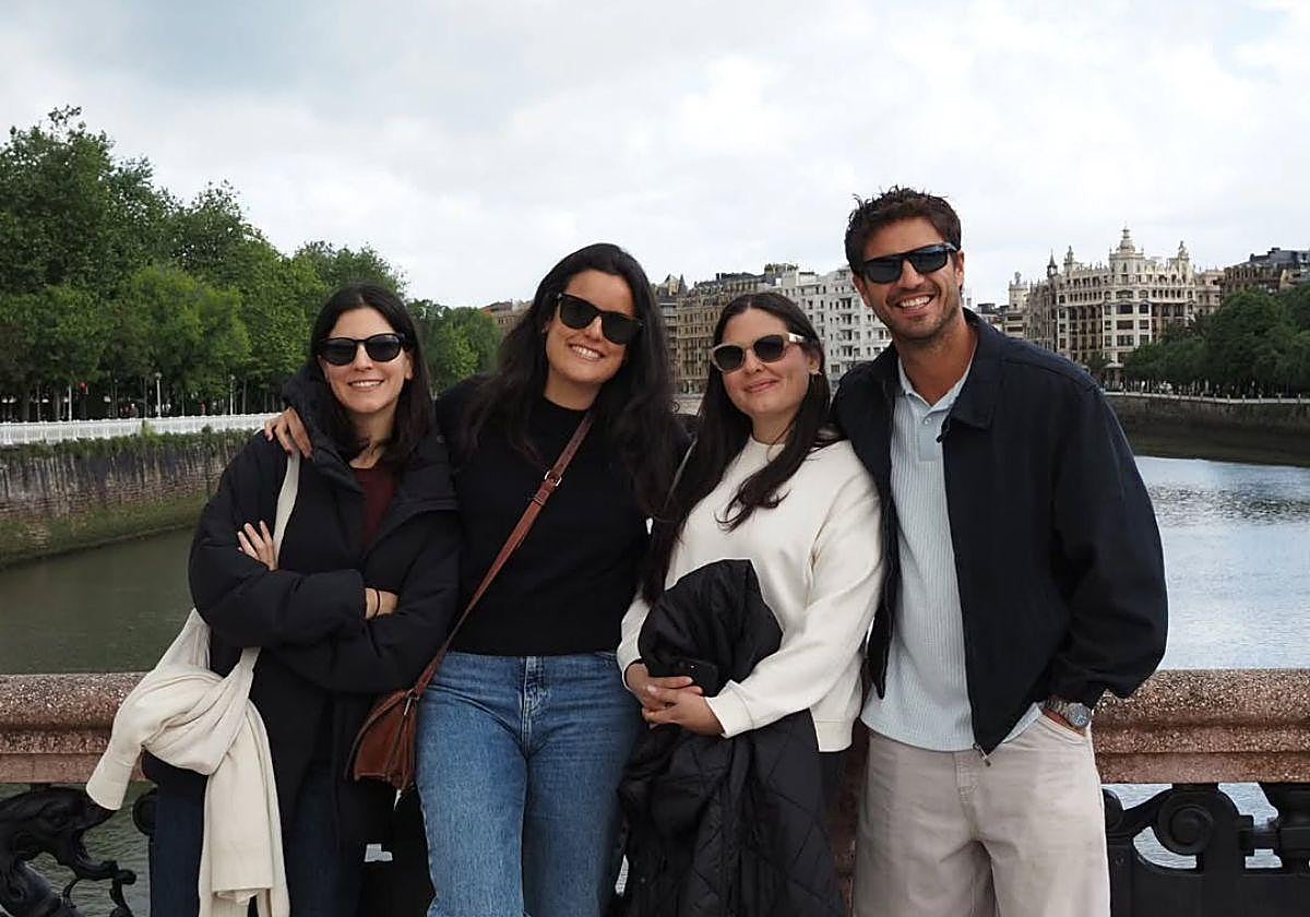 Maxi Iglesias recibe en San Sebastián a sus «amigas de siempre, las del ...