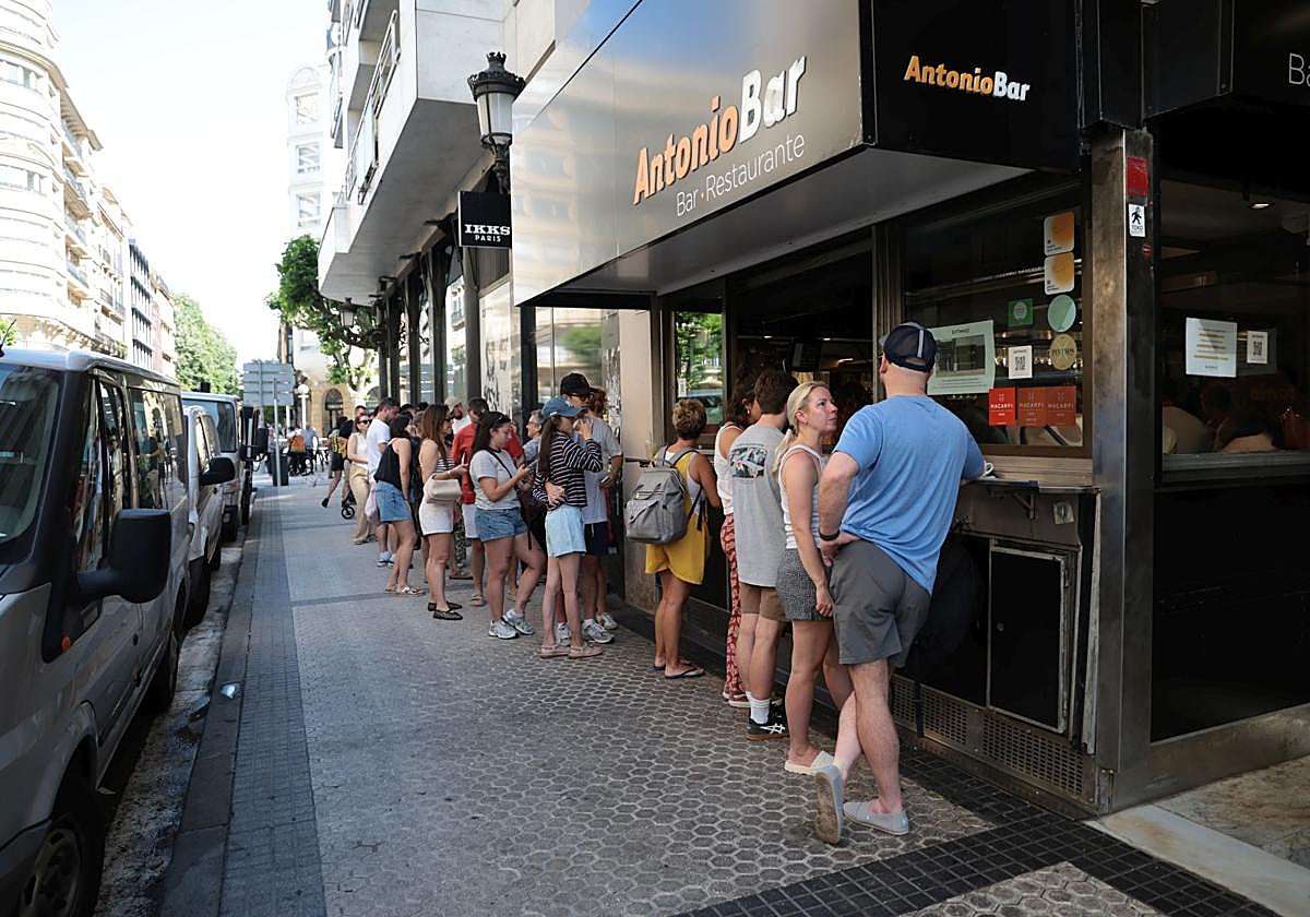 Colas en el bar Antonio por un pintxo de tortilla: «Nos da pena por el ...