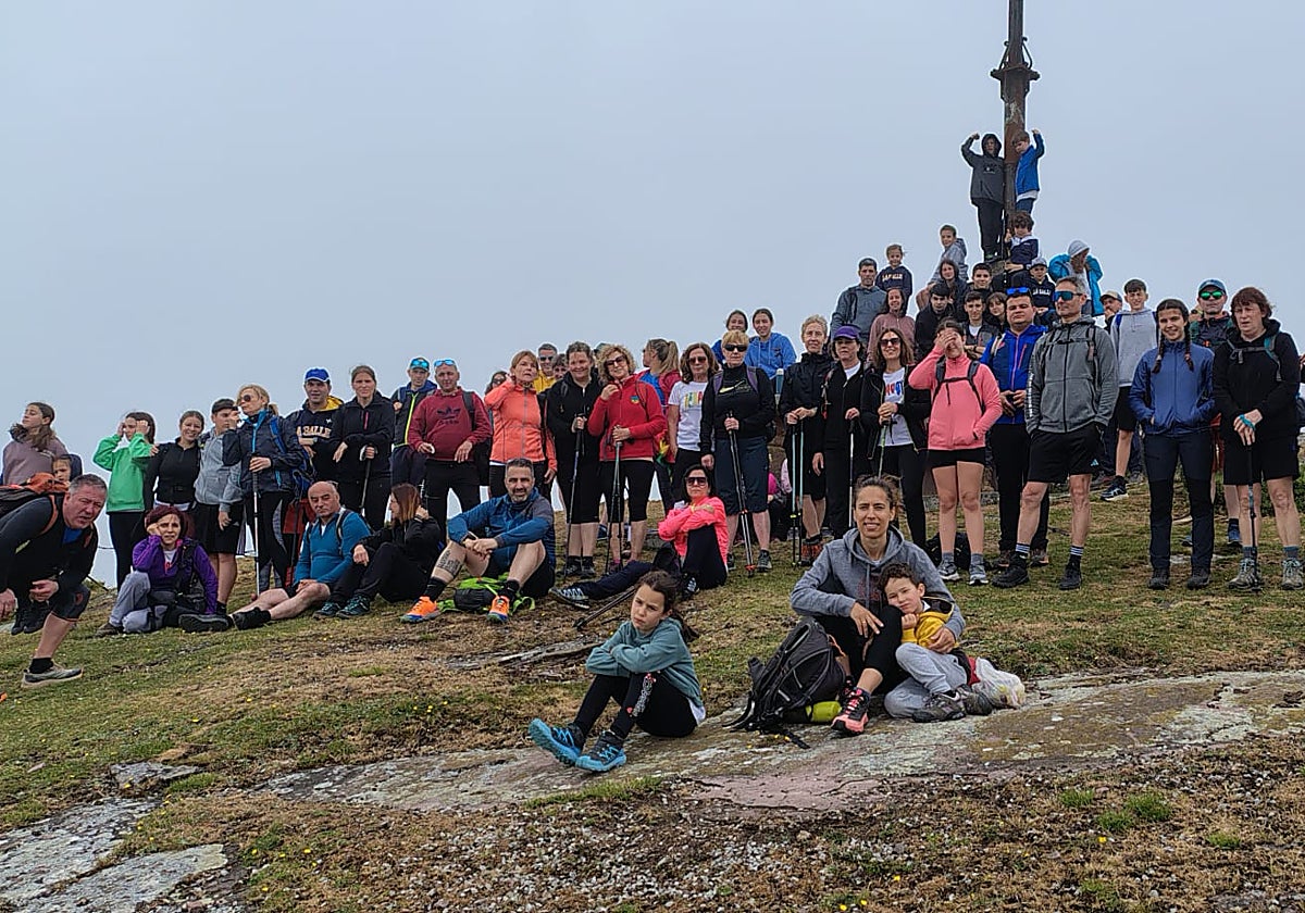 Acampada de La Salle Mendi Taldea entre el pico Legate y las brujas de ...