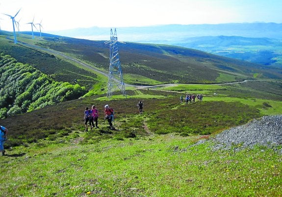 Arabara irteera, Aiba ibilaldia eta Beteranoen martxa Besaiderekin | El ...
