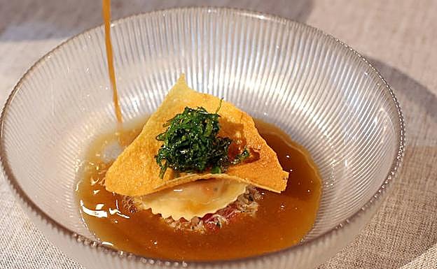 Sopa de la mar con centollo del Cantábrico y crujiente de ajo | El ...