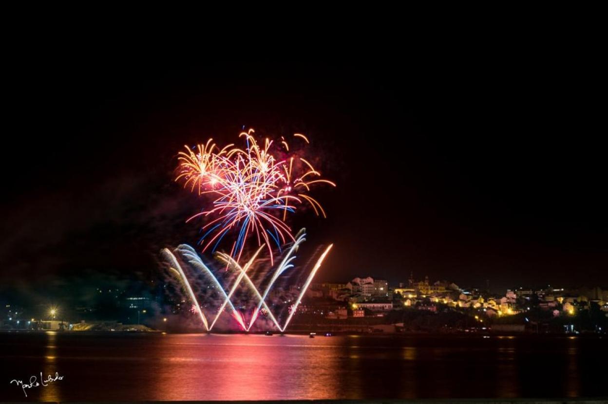 Cerca de 1.500 disparos de luz y 350 kilos de pólvora para llenar el cielo de luz y color | El ...