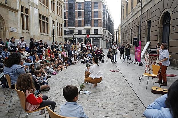 'La maleta de Ana' toma la calle | El Comercio: Diario de Asturias