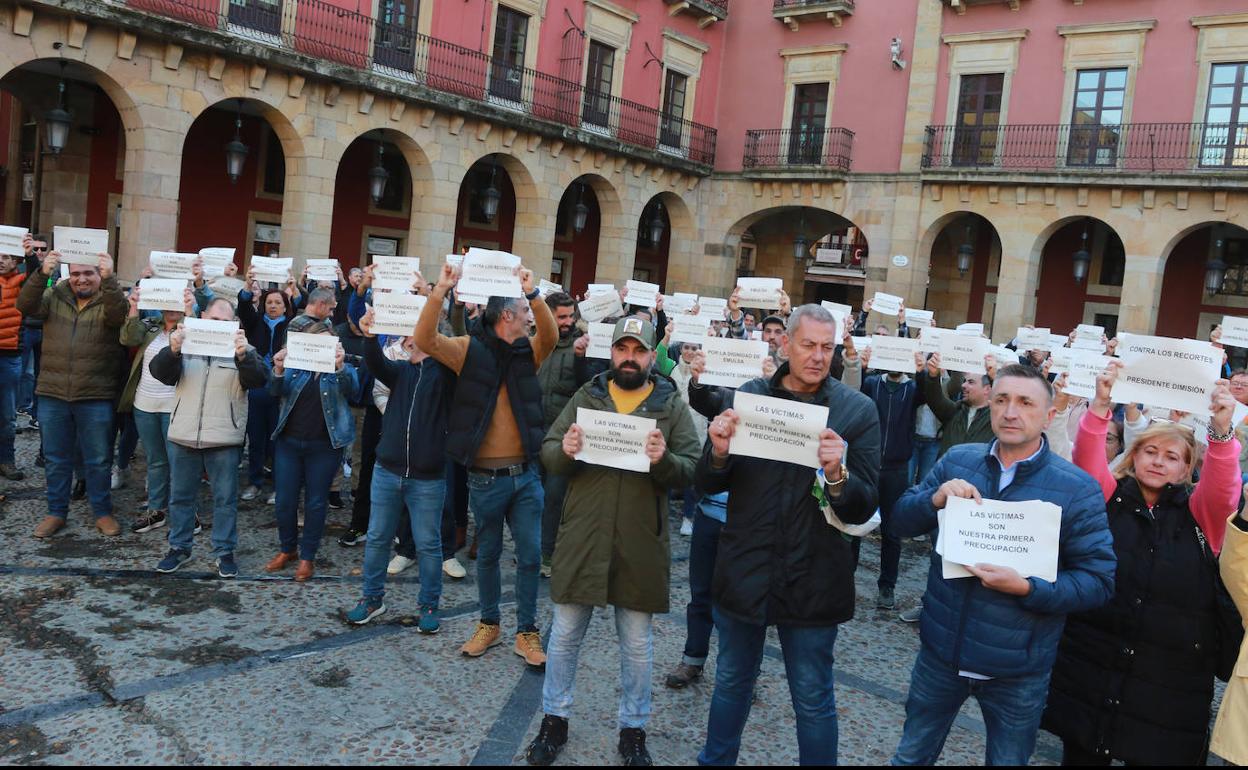 Doscientas personas piden la dimisión de Olmo Ron como presidente de ...