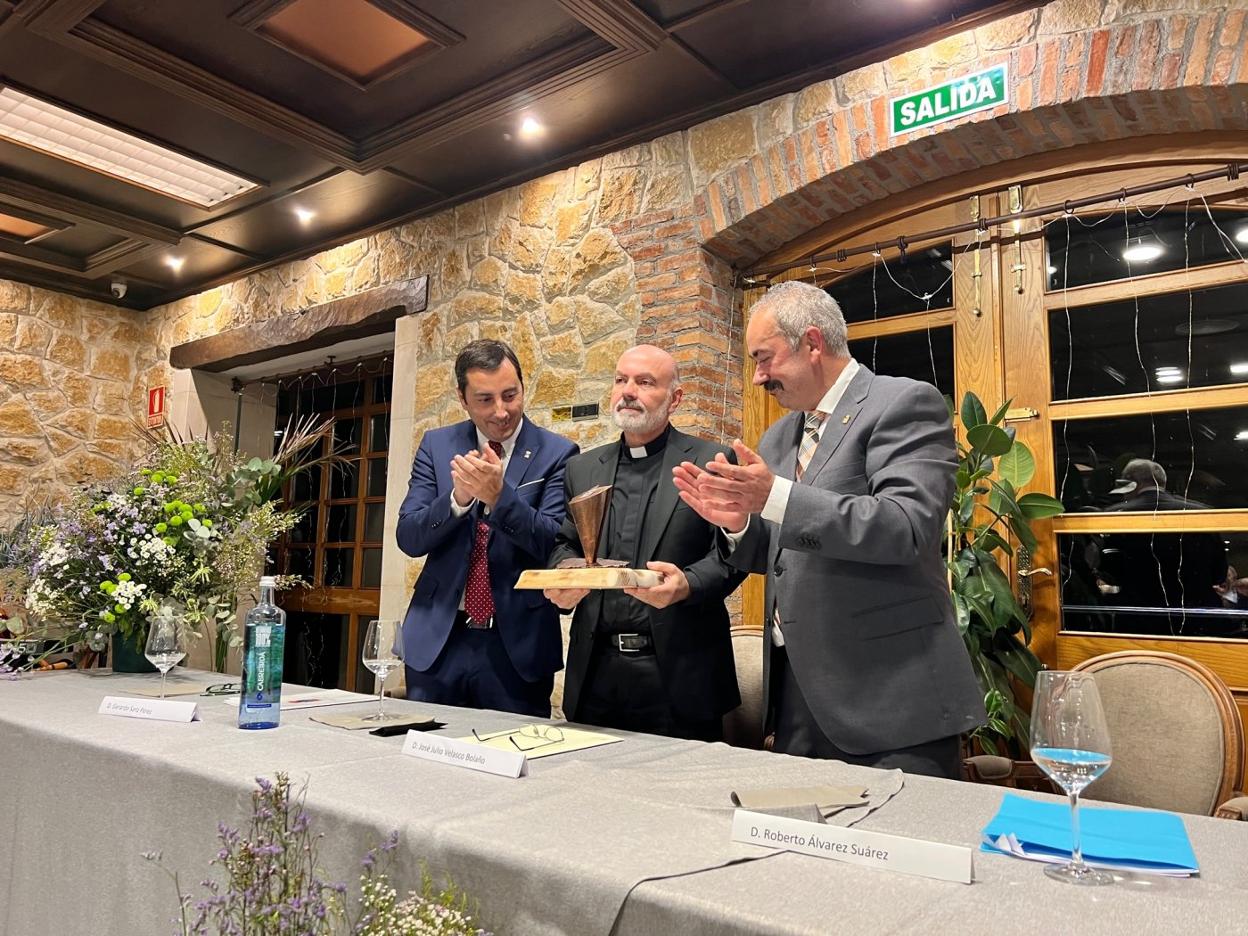 El sacerdote José Julio Velasco, premio Llanerense del Año, por ser «un ... El sacerdote José Julio Velasco, premio Llanerense del Año, por ser «un ...
