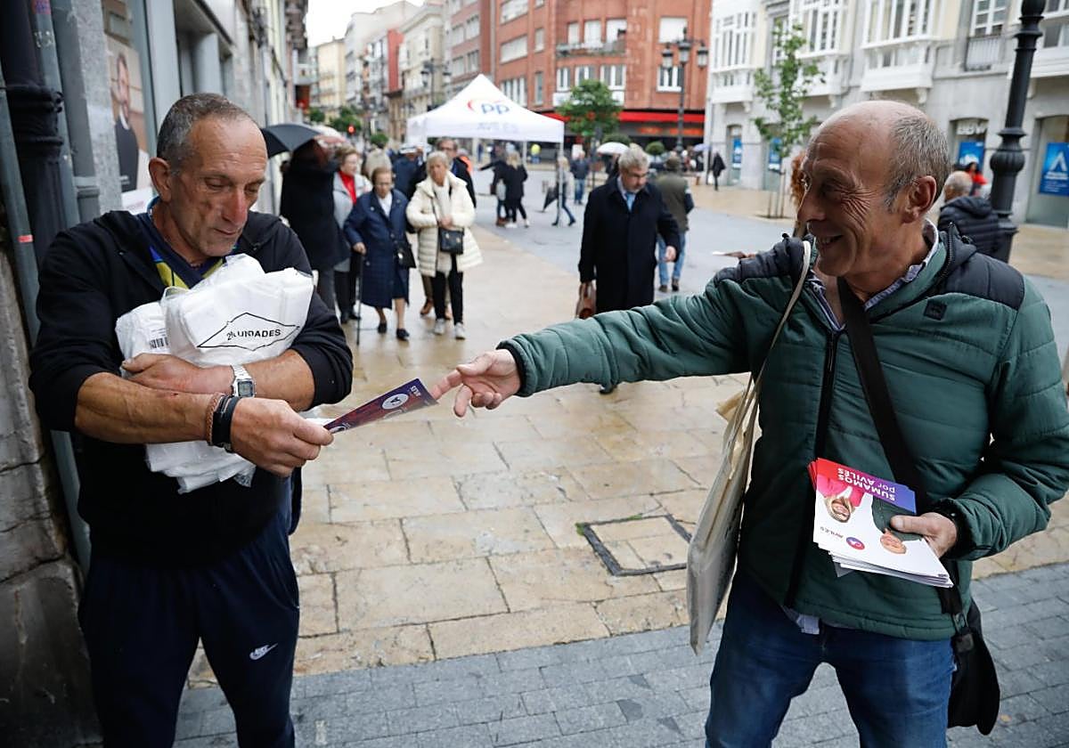 Tazas, globos, octavillas y mecheros para hacer campaña a pie de calle ...