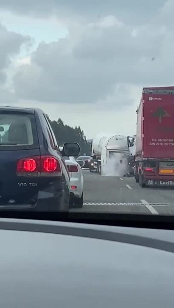 Un Accidente Entre Dos Camiones Causa Retenciones En La A 8 El