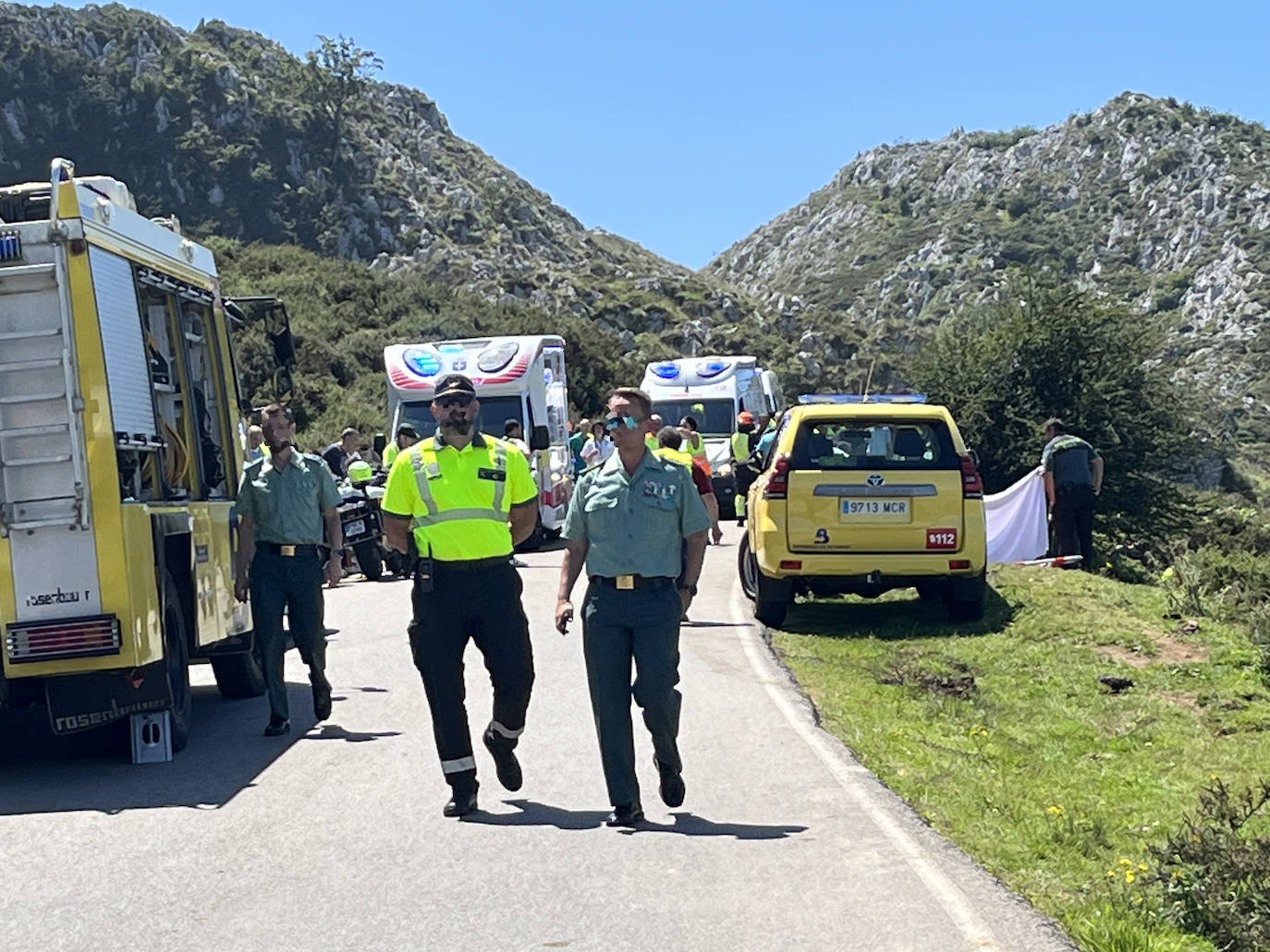 Un autobús con 49 personas se despeña al subir a los Lagos de Covadonga ...
