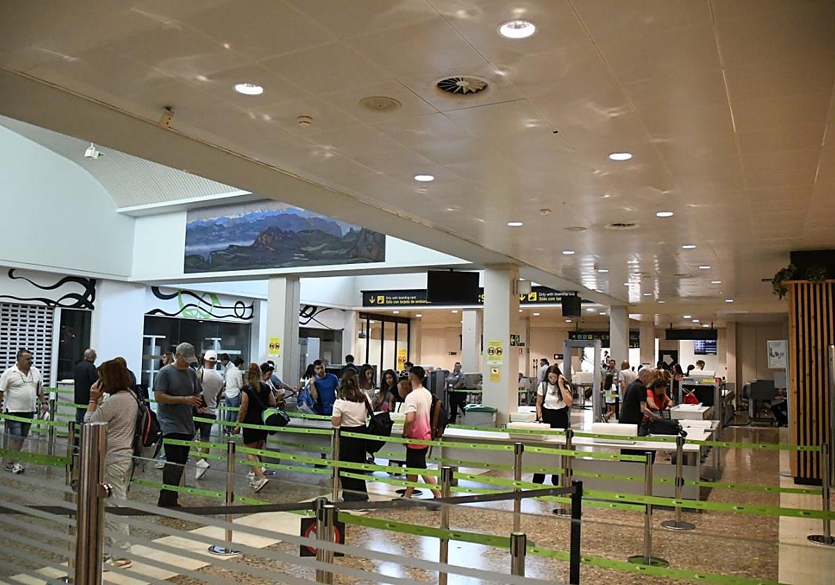 Más de 1,3 millones de pasajeros utilizaron el Aeropuerto de Asturias desde enero | El Comercio ...