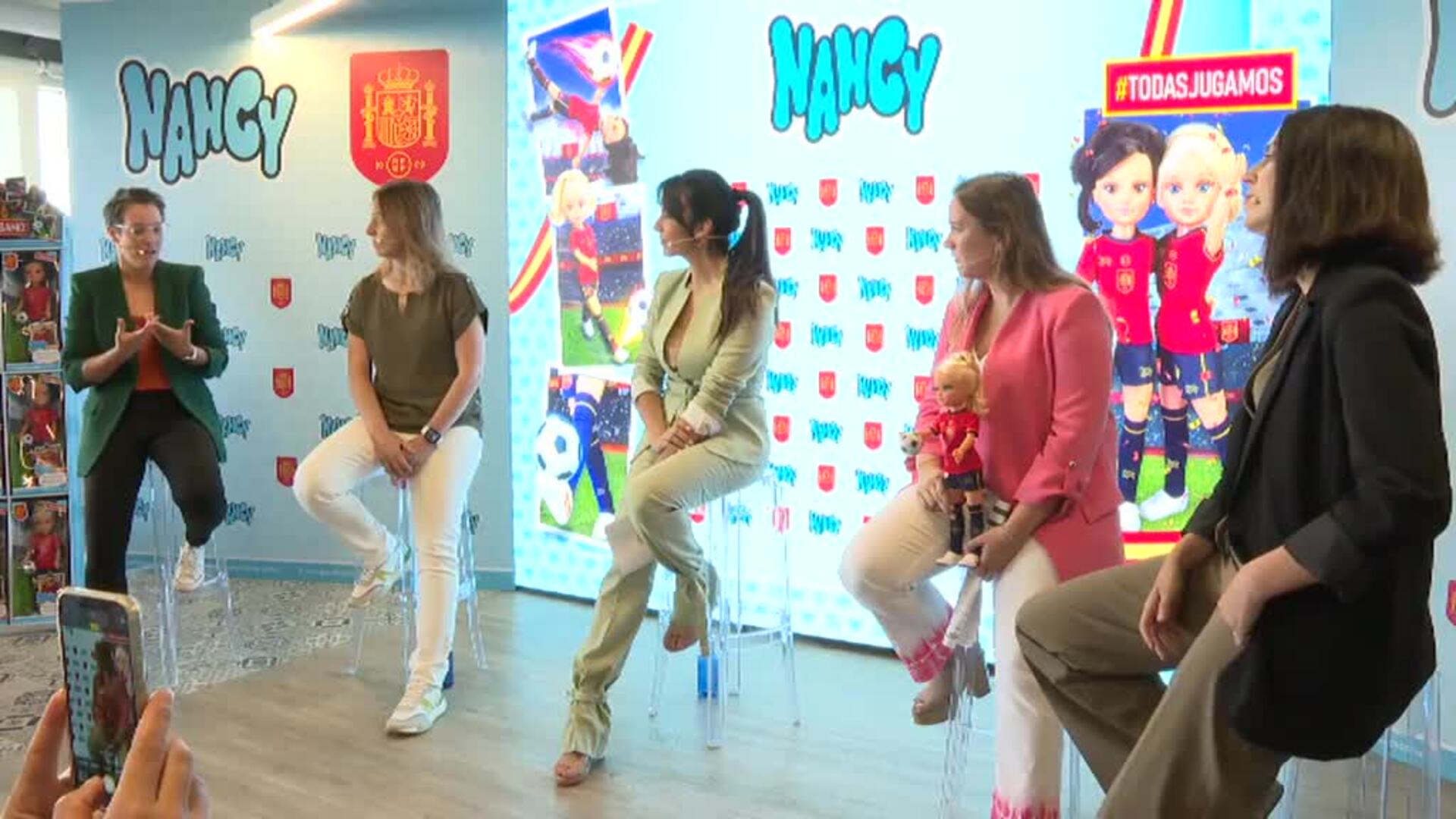 Famosa presenta la primera Nancy de la Selección Española de Fútbol ...