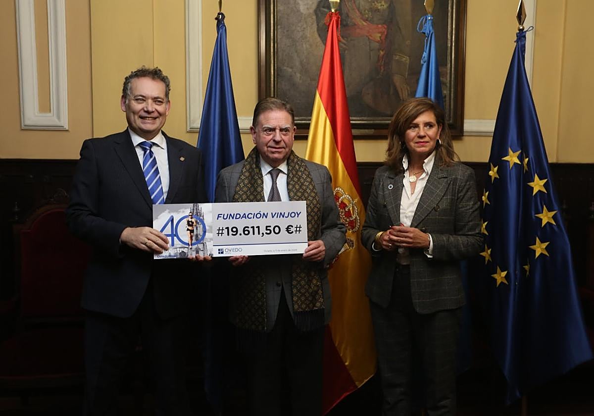 La Fundación Vinjoy recibe los 19.611 euros recaudados en la carrera de ...