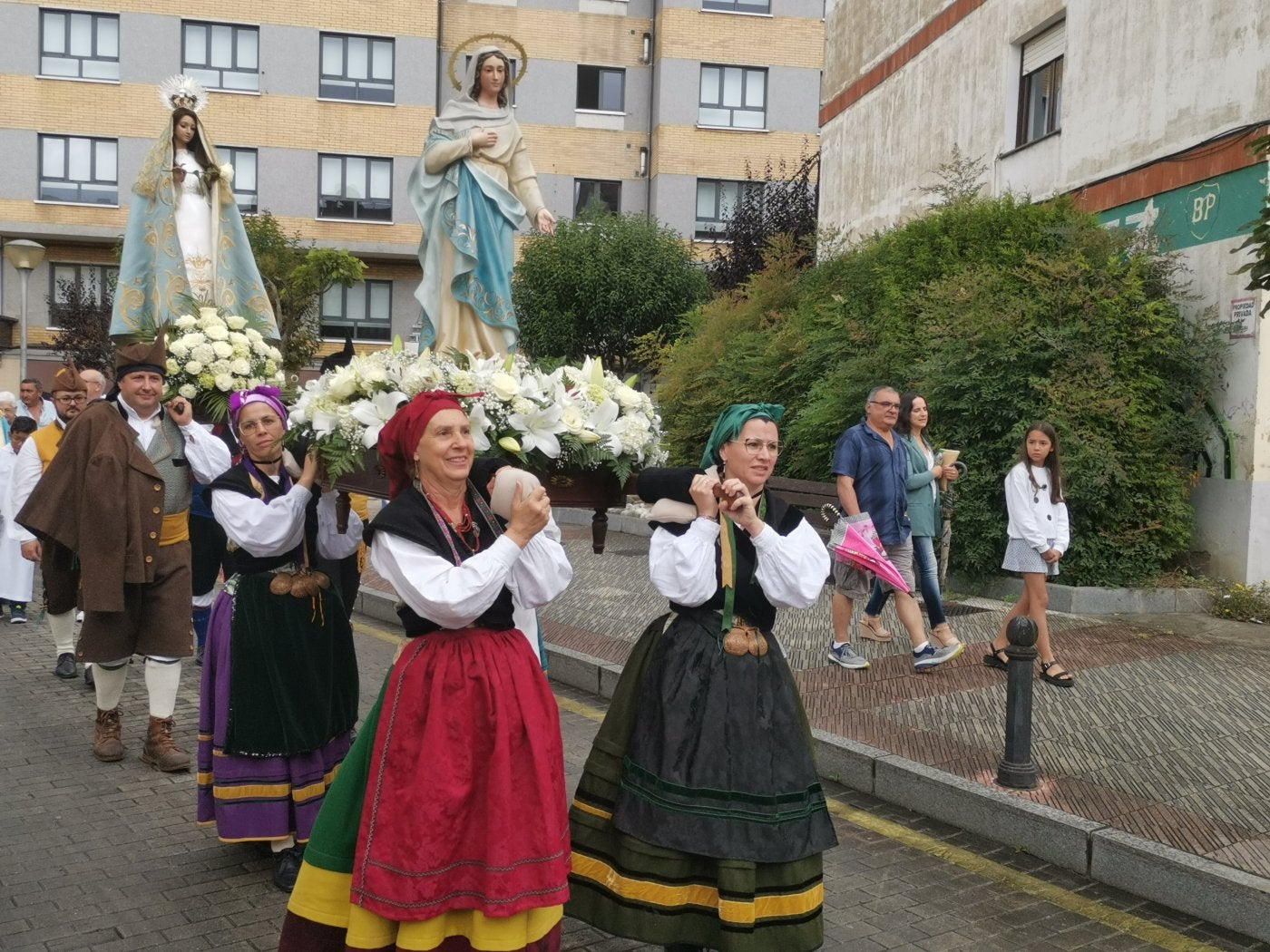 Lugones se vuelca con Santa Isabel: procesión y bendición de una ...