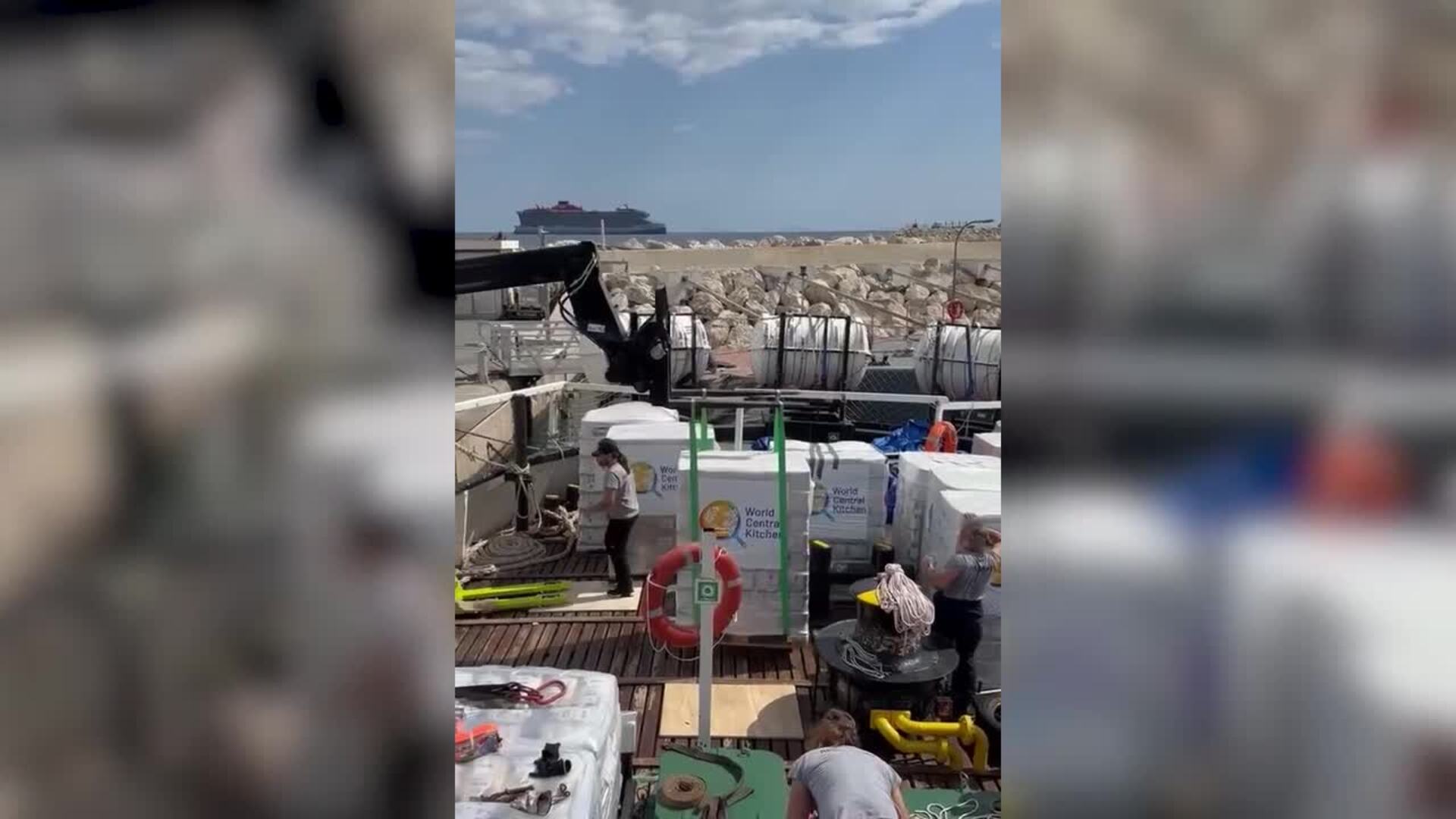 Zarpa el primer barco de la ONG Open Arms con 200 toneladas de comida ... Zarpa el primer barco de la ONG Open Arms con 200 toneladas de comida ...