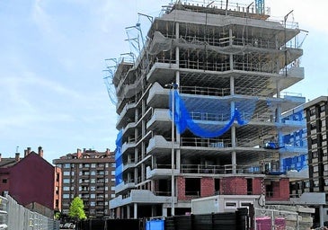 Los nuevos edificios de Laviada, contiguos al Albergue Covadonga, a 5. ...