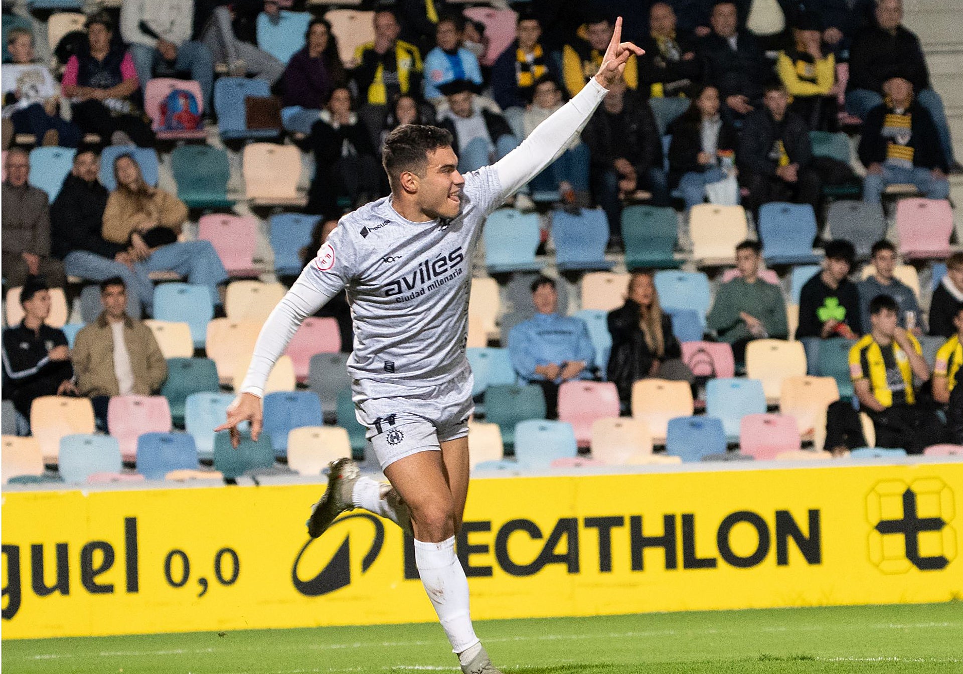 Álvaro Santamaría y Raúl Rubio despegan con el Real Avilés en Barakaldo ...
