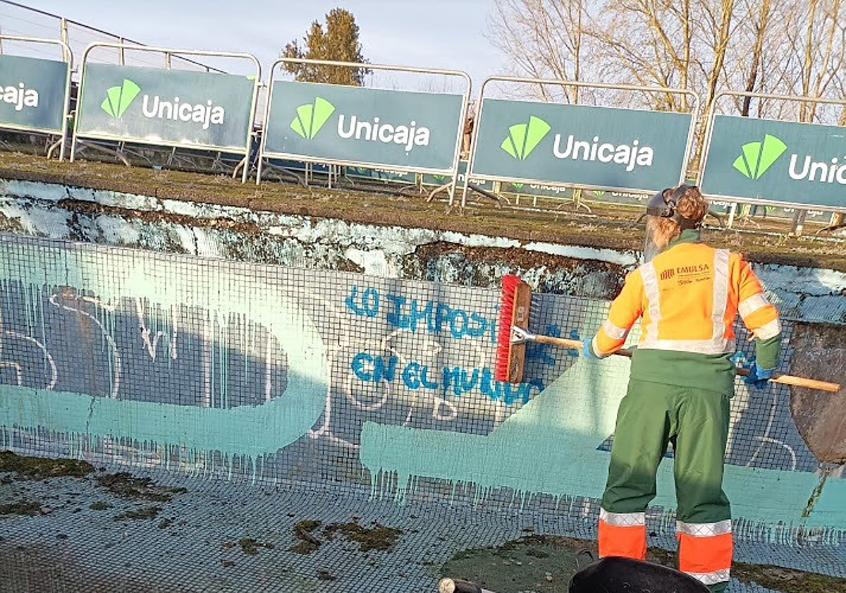 Emulsa elimina el verdín y las pintadas de la piscina de la Laboral, en ...