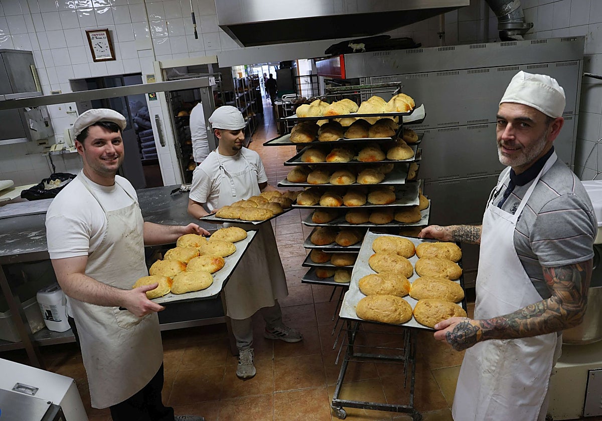 Miles de bollos de Comadres dan un sabor «muy rico» a La Pola | El ...