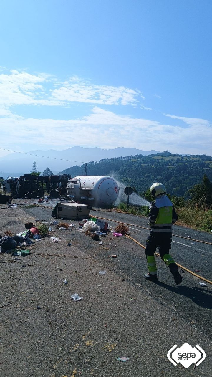 Vecinos evacuados y carreteras cortadas: las imágenes del grave ...