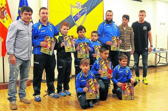 El Berrón C. F. ya es coleccionable gracias a su álbum de cromos | El ...