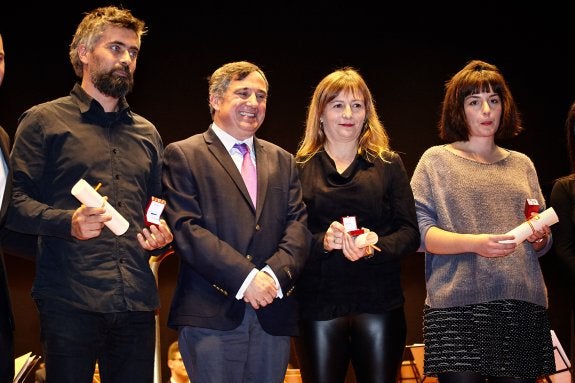 Marieta Álvarez, fotógrafa de LA VOZ, recibe la Insignia de Honor | El ...