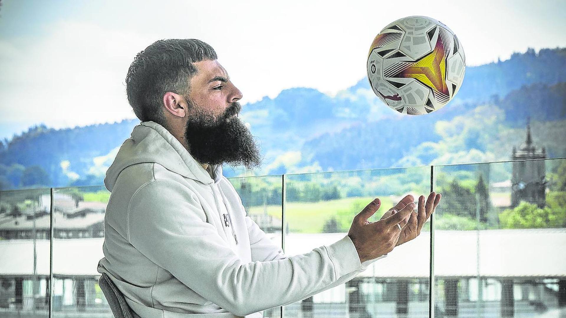 El fenómeno Asier Villalibre, imagen, cercanía y fútbol | El Correo