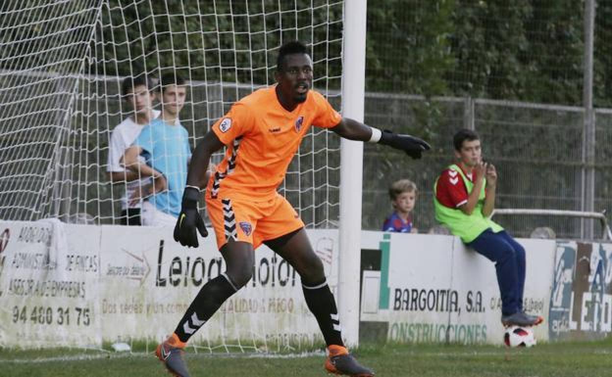 Atangana ya conoce la sensación de defender la portería de Sarriena ...