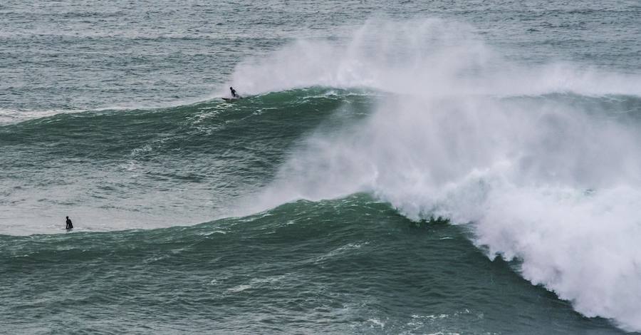 Fotos: Festín de surf sobre la gran ola de Meñakoz | El Correo