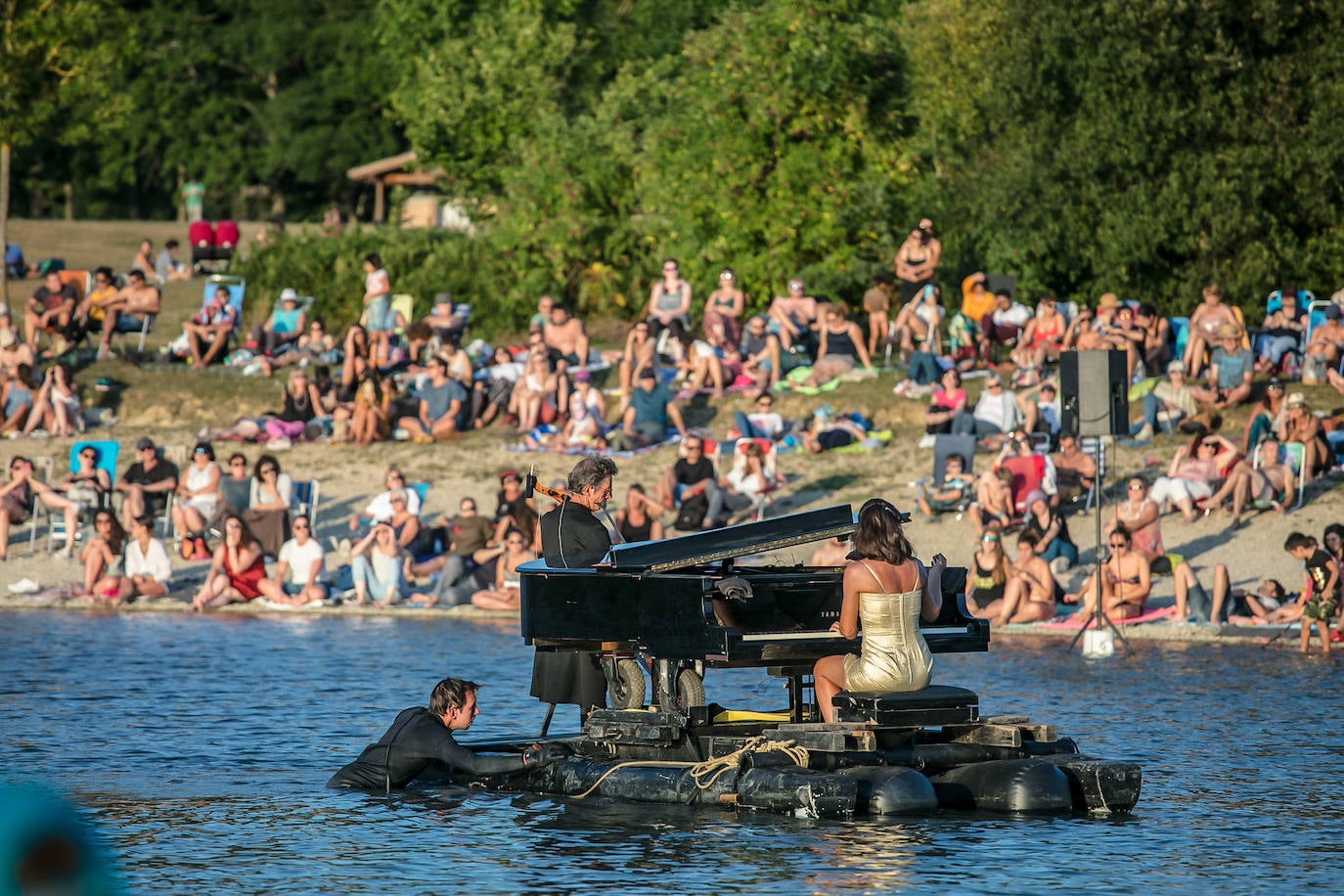 Fotos: 'El piano del lago' flota en Landa | El Correo