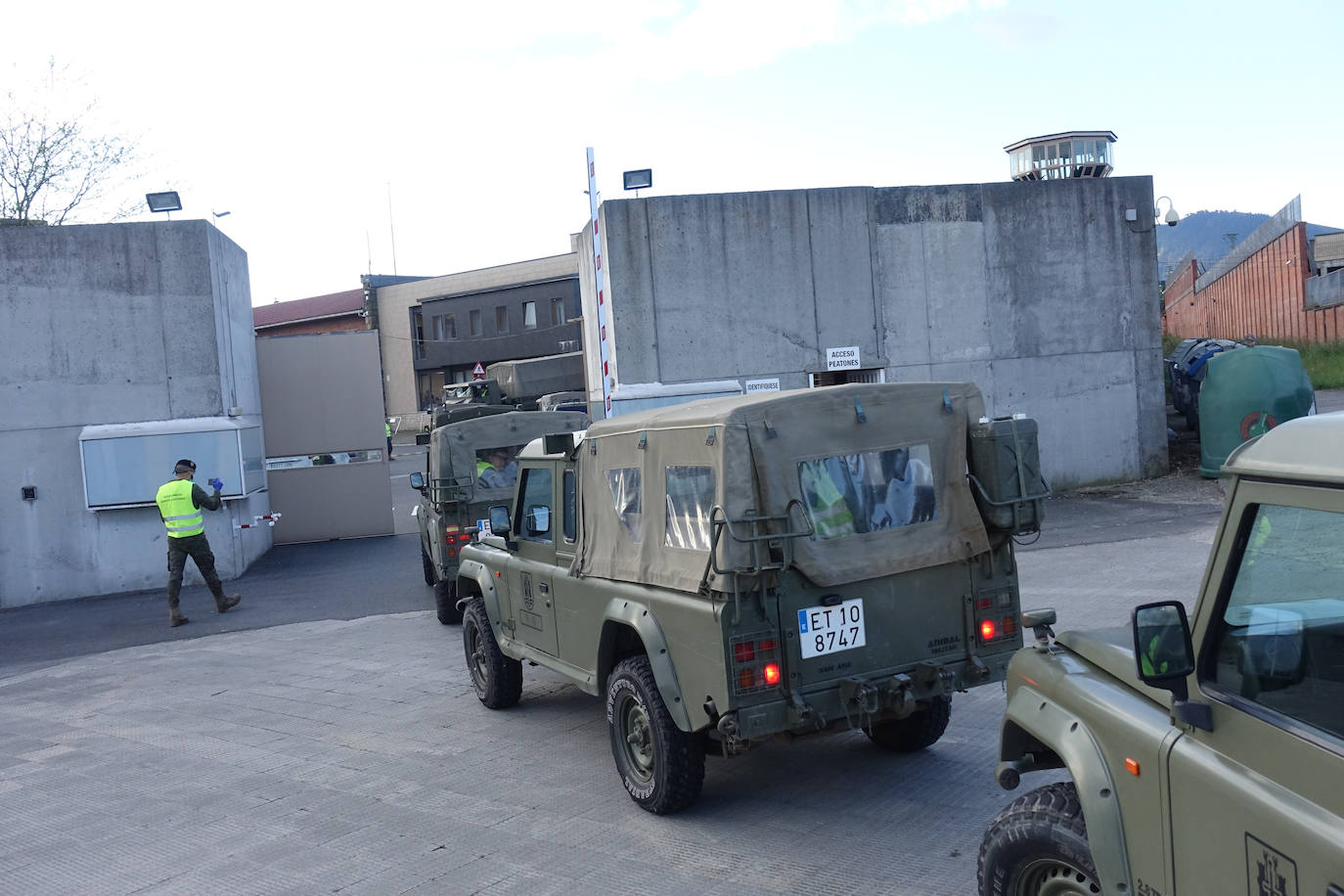 Fotos: El Ejército desinfecta la cárcel de Basauri | El Correo