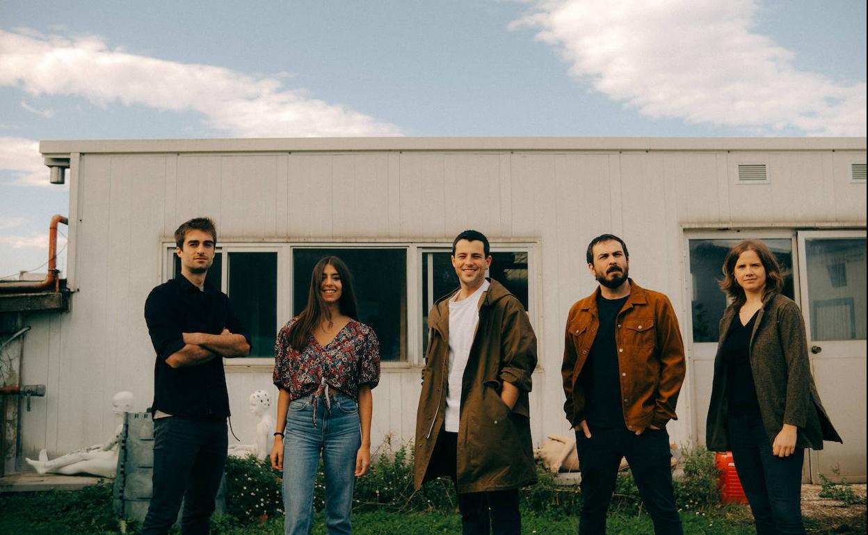 «Azalaren azpian gordetzen ditugun emozioak ateratzeko musika egin dugu ...