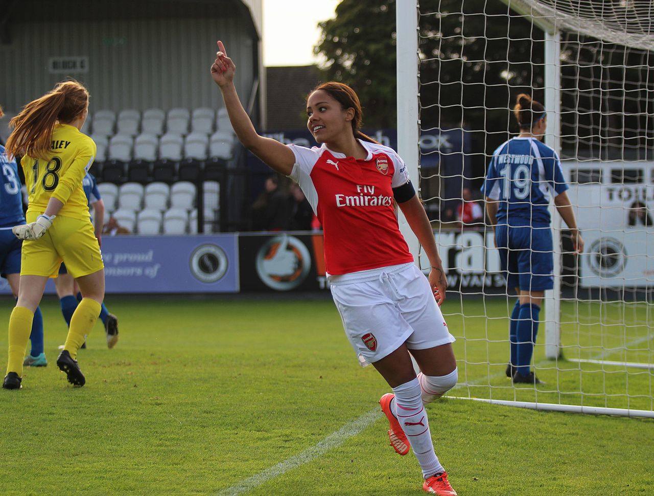 ¿Quién es Alex Scott, la primera comentarista del videojuego FIFA? | El ...