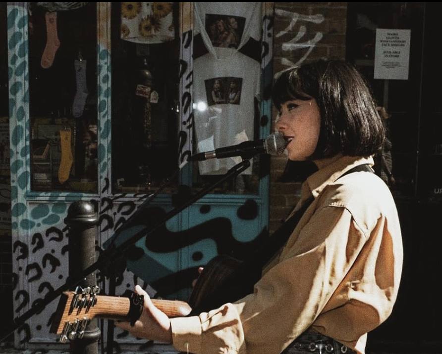 Leire, la cantante vasca que emociona al mundo desde las calles de ...