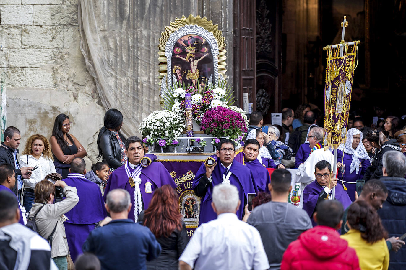 Fotos: Los peruanos de Vitoria procesiona al patrón de Perú | El Correo