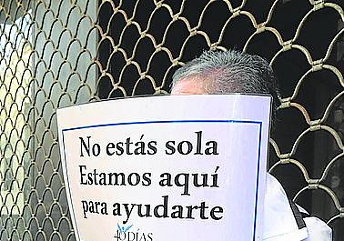 «A mí me dan miedo», dice una ginecóloga de la clínica «asediada» por ...