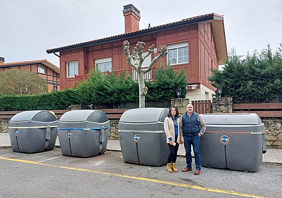 Cuatro contenedores a metro y medio de la entrada a unas viviendas en ...
