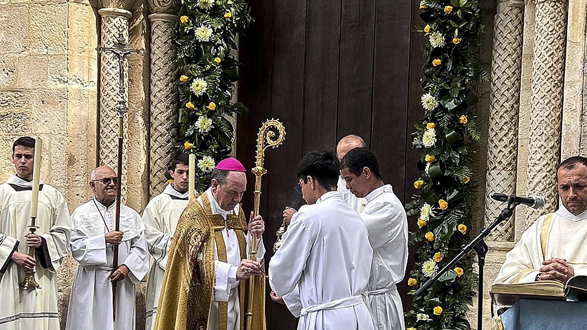 Un millar de fieles en la apertura de la Puerta Santa de Estíbaliz | El ...