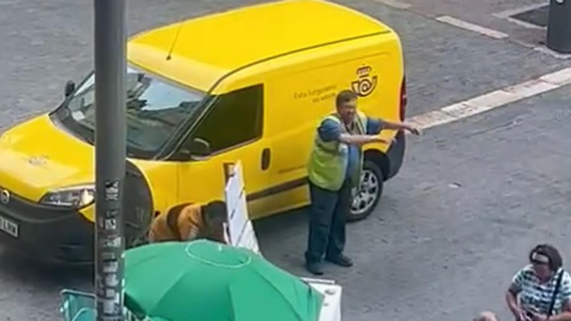 El cartero que anima las calles cantando 'Nochentera' | El Correo