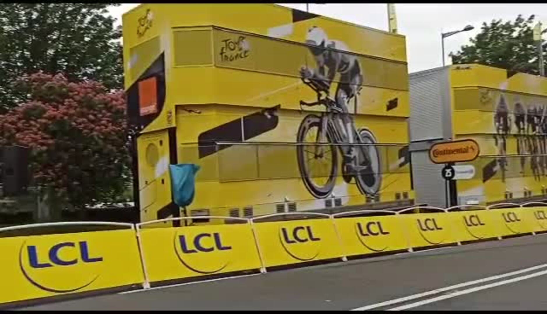 Los trabajos en la línea de meta del Tour comienzan desde primera hora ...