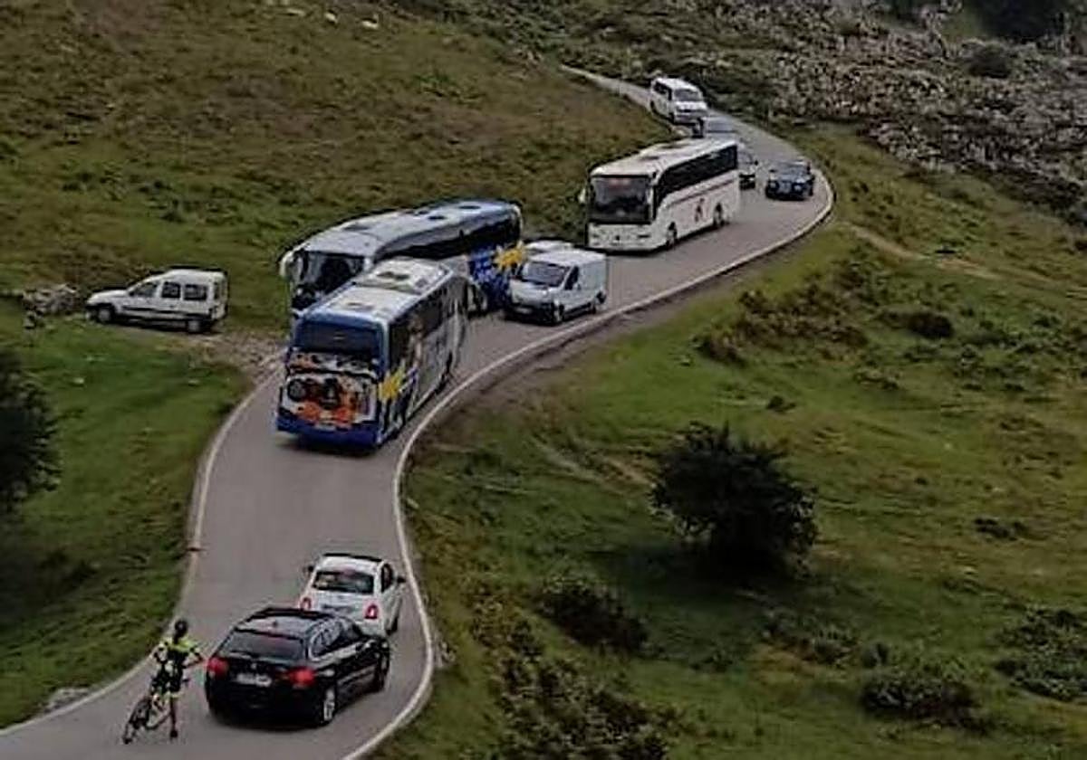 Cierre total de la carretera a los Lagos de Covadonga para coches y ...