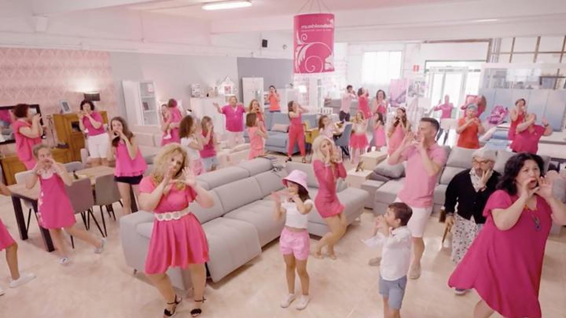 Muebles Deli protagoniza el anuncio del verano con el fenómeno Barbie ...