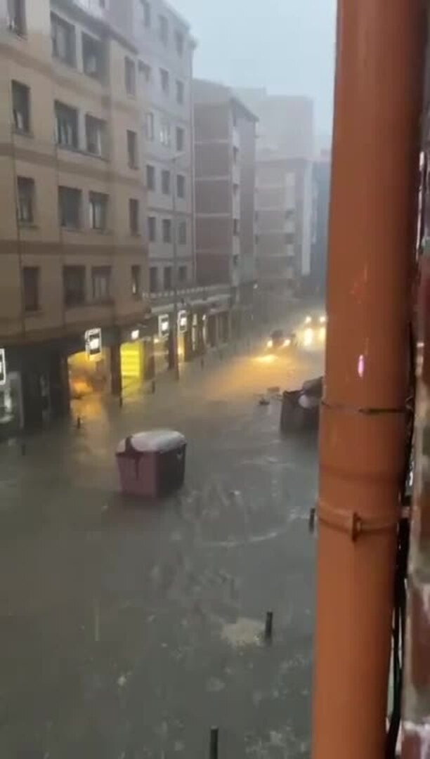Fuerte tromba de agua en Basauri | El Correo