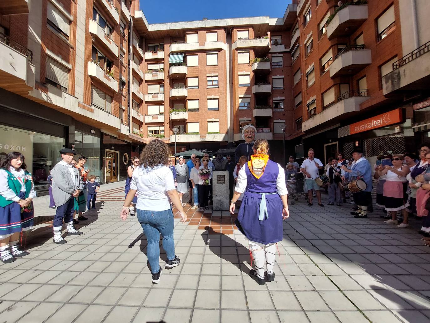 Ofrenda floral a Eskarabilera y Manuela Egiguren en las fiestas de ...