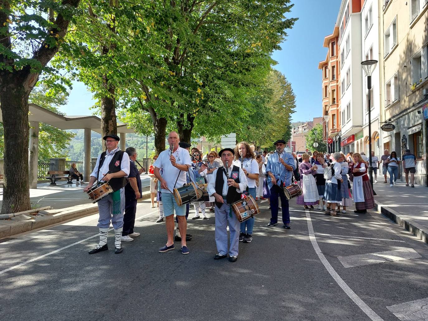 Ofrenda floral a Eskarabilera y Manuela Egiguren en las fiestas de ...