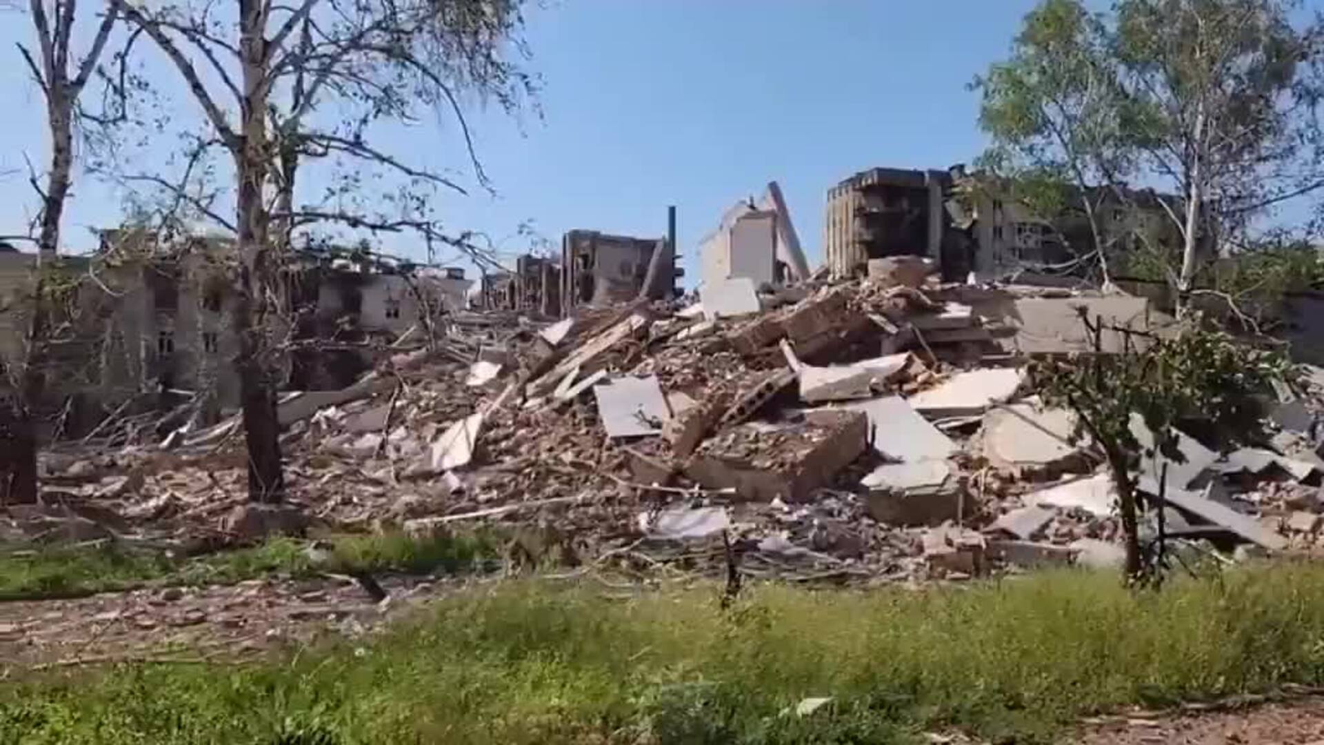Las fuerzas rusas muestran la conquista de una Bajmut reducida a ruinas ...